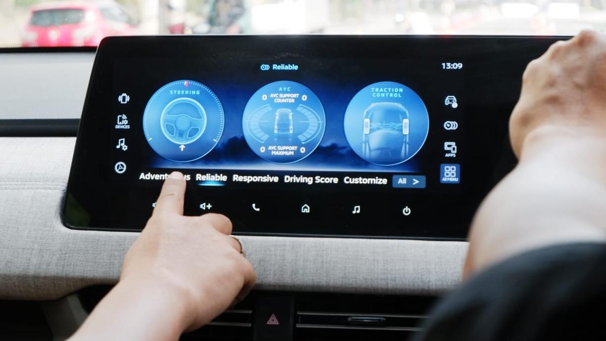 Menjajal Layar Pintar Mitsubishi XForce Racikan Legenda Reli Dakar ...